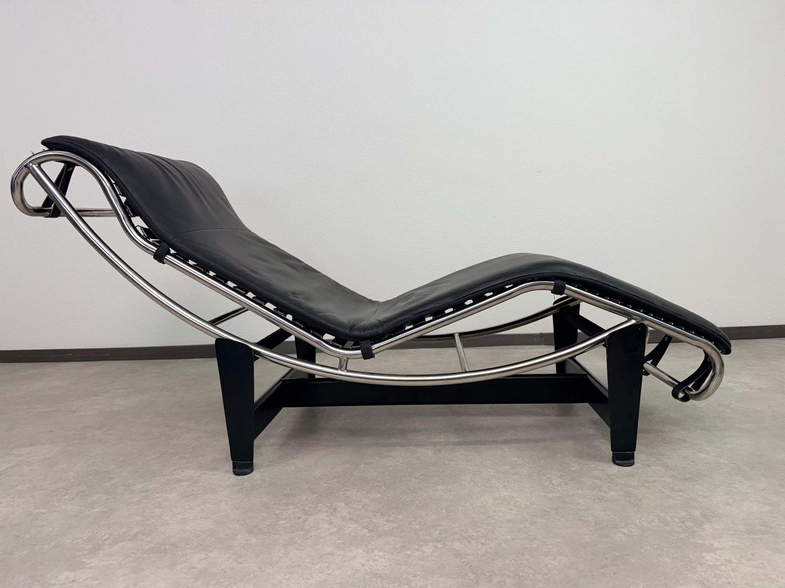 Vintage Lc4 Chaise Longue By Le Corbusier In Black Leather | Le Corbusier | Vinterior
