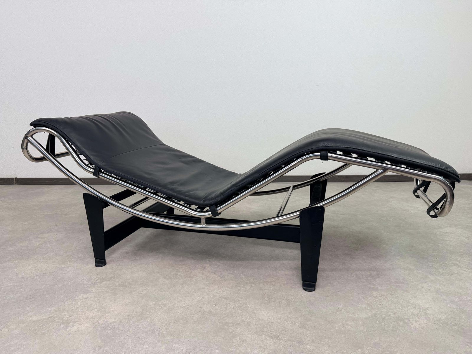 Vintage Lc4 Chaise Longue By Le Corbusier In Black Leather | Le Corbusier | Vinterior