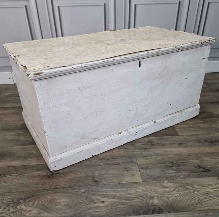 white blanket box